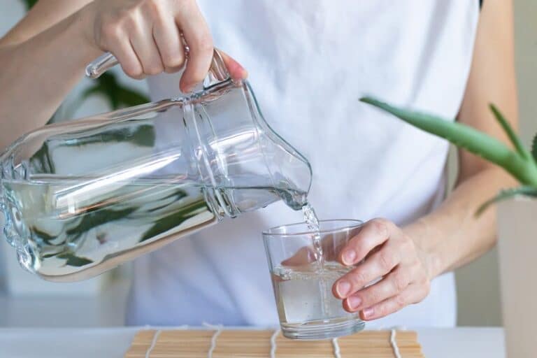 15 Best Home Remedies For Dry Throat (List) - OptingHealth