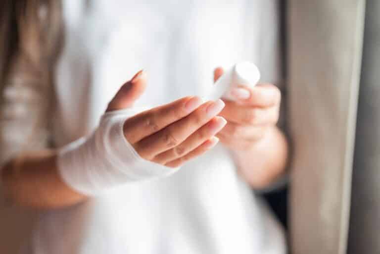 15 Causes & Triggers of Hand Swelling You Shouldn't Ignore (List ...